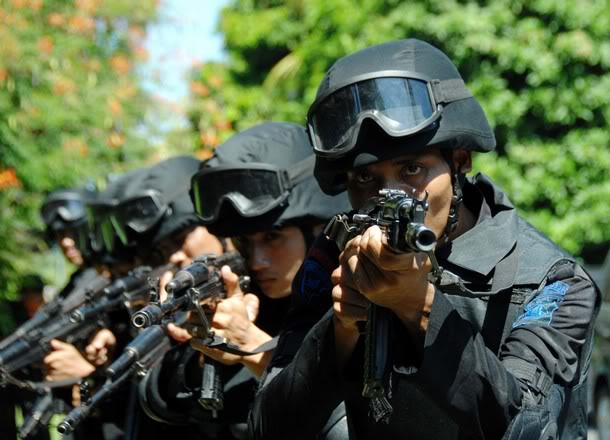Sayyid45 : Foto Keren Aksi Densus 88 Detasemen Khusus Anti Teror Mabes ...