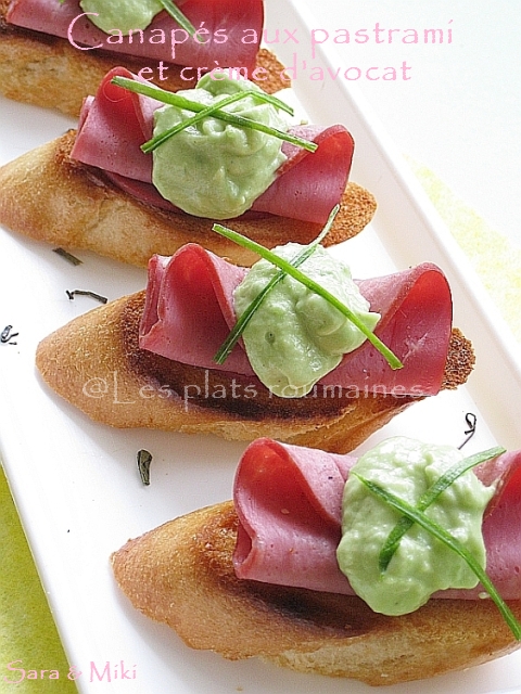 Les plats roumaines: Canapés aux pastrami et crème d'avocat