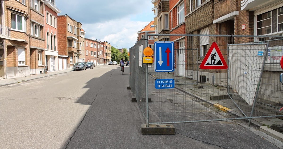 Eindeloze Omwentelingen: Fietsers op de rijbaan