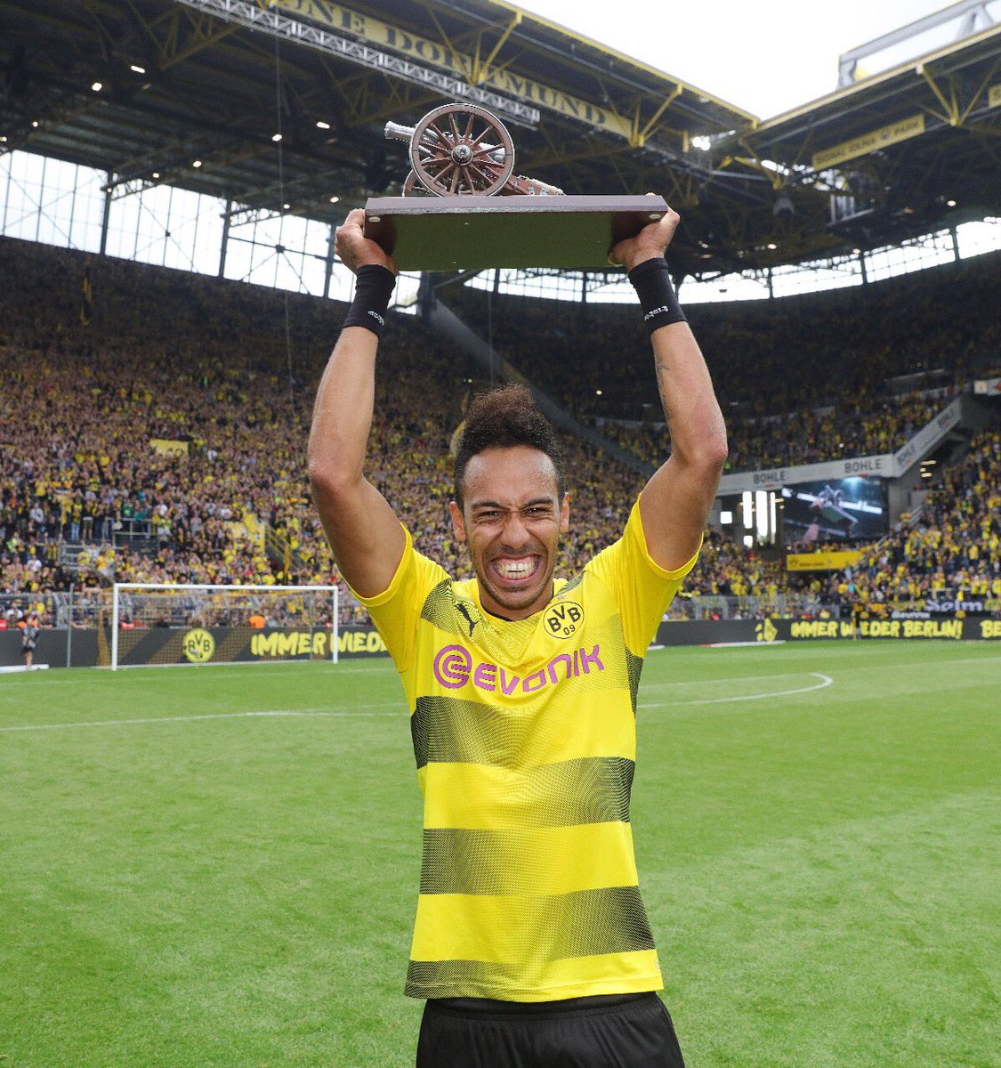 PHOTO: Pierre-Emerick Aubameyang beats Lawandowski to the German ...