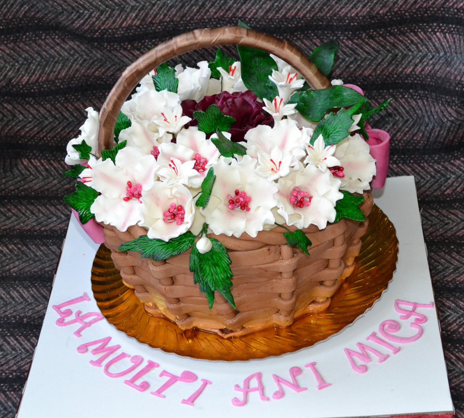 Bucataria Alynusei: Tort cos cu flori