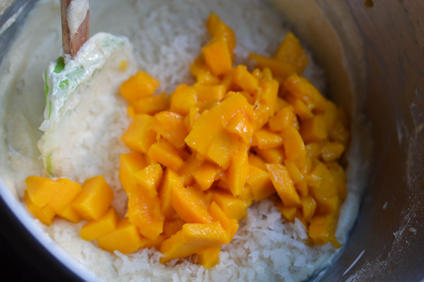 Greedy Girl : Disastrously delicious Mango crunch cake