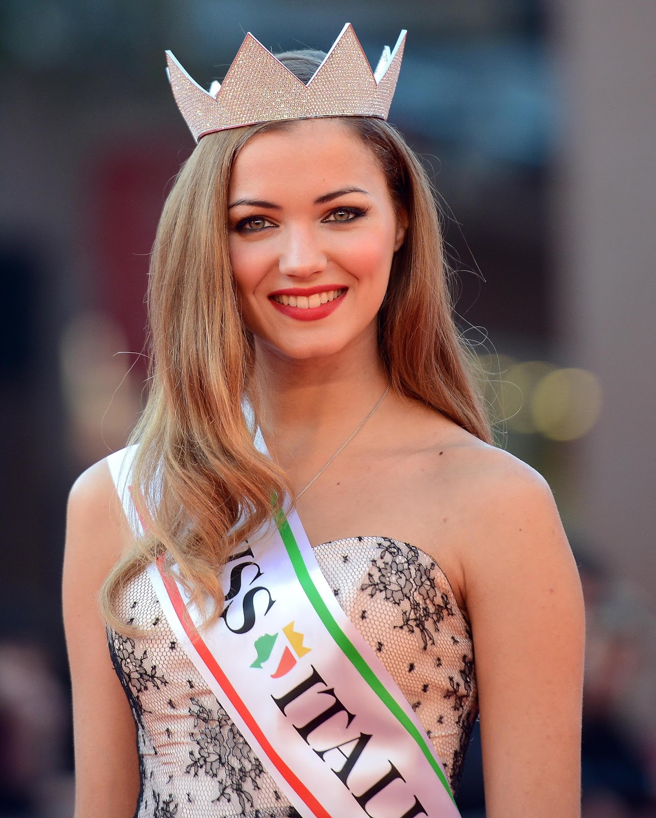 Daftar Top 10 Model Wanita Artis Italia TerCantik 2019 - Merk yg Bagus