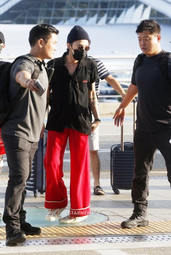 GD goes for a relaxed look for his airport fashion
