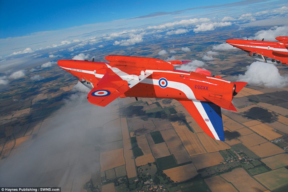 Aces high: Stunning pictures of Red Arrows tearing across the sky pay ...