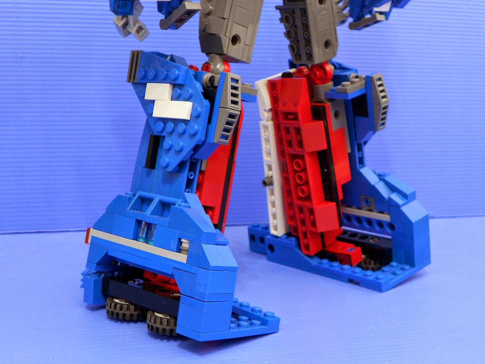 Alanyuppie's LEGO Transformers: LEGO Ultra magnus: Part 3 of 3 (Robot mode)