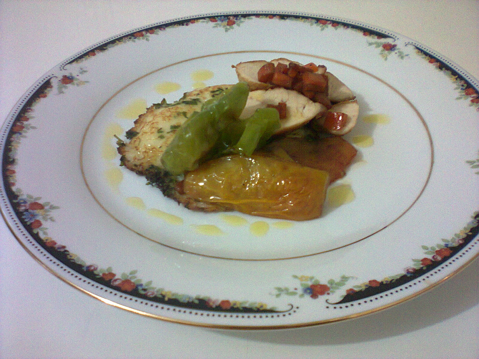 FILET DE FRANGO GRELHADO NA CAMA DE PURÊ DE BATATAS E LEGUMES