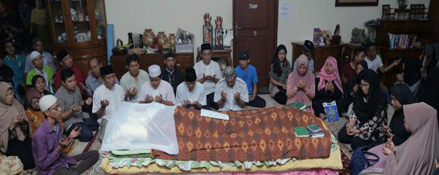 Menteri Agama Lukman Hakim Hadiri Pemakaman Istri Tukul ~ Pengin Nulis