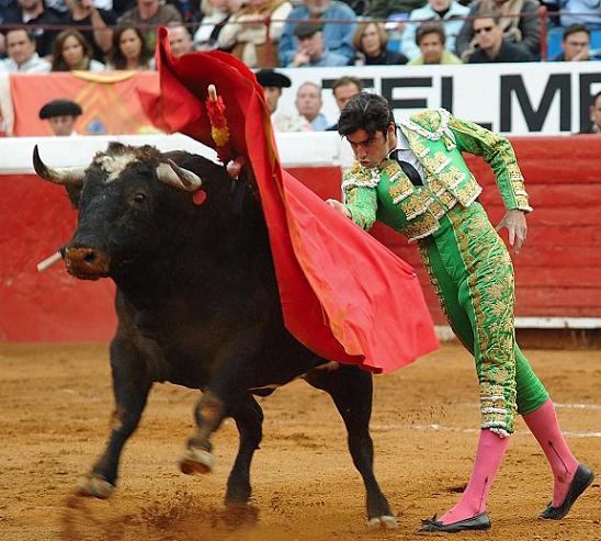 ازي التقليدي Traditional dress: Spanish