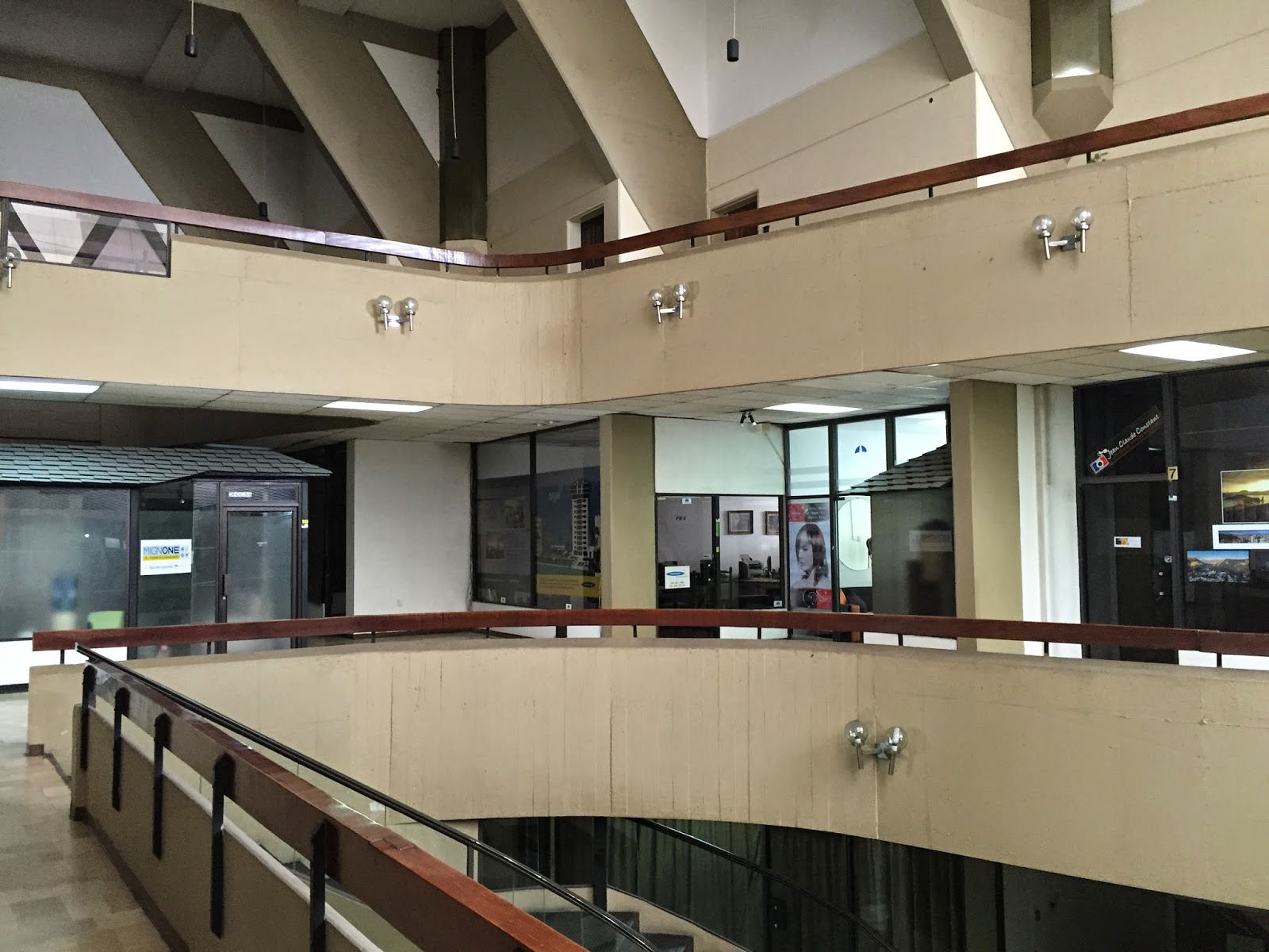 ARQUITECTURA MODERNA EN ECUADOR: EDIFICIO ATRIUM