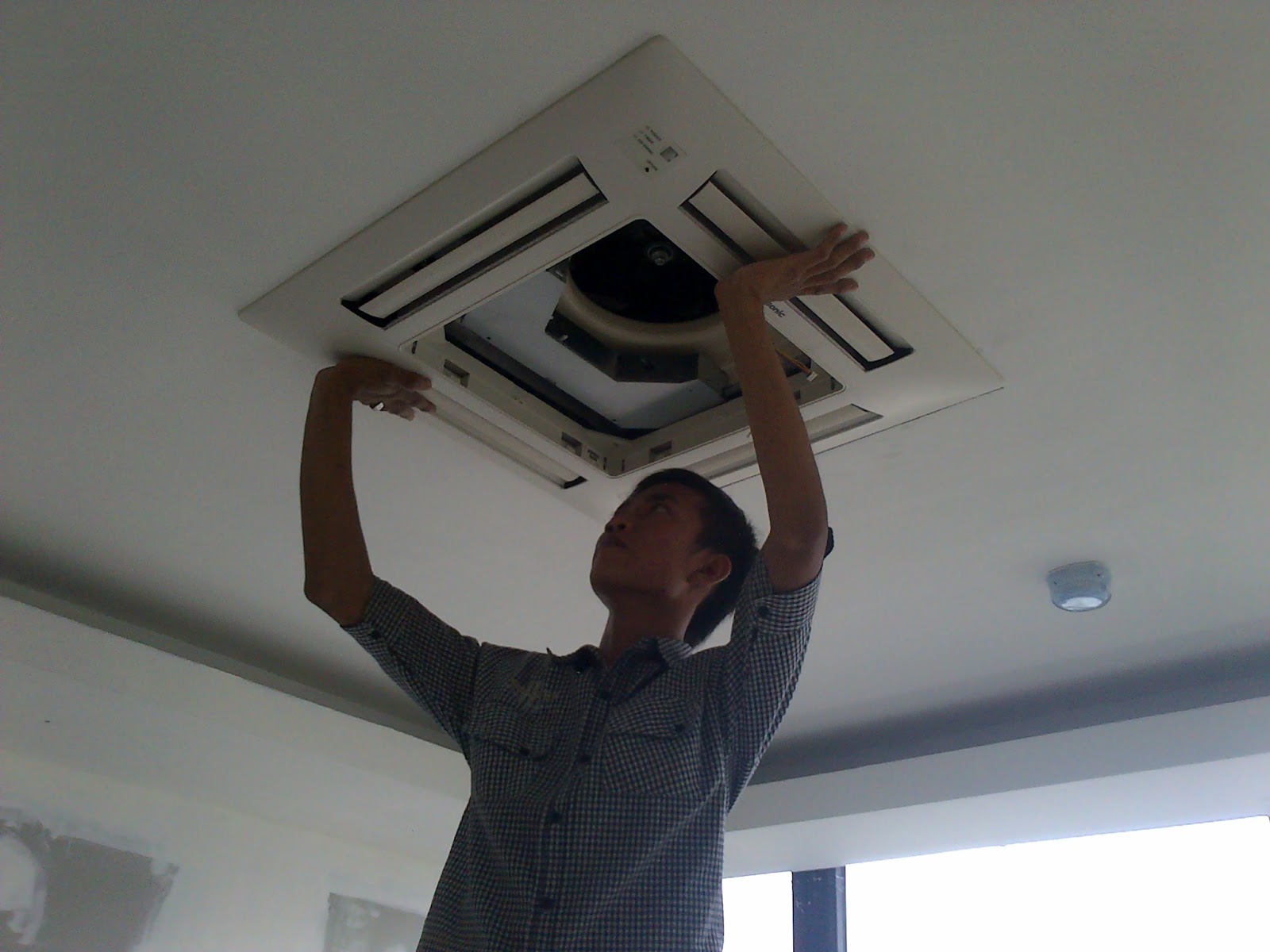 Upload Gambar Web: Gambar Jasa Service AC Jakarta Selatan