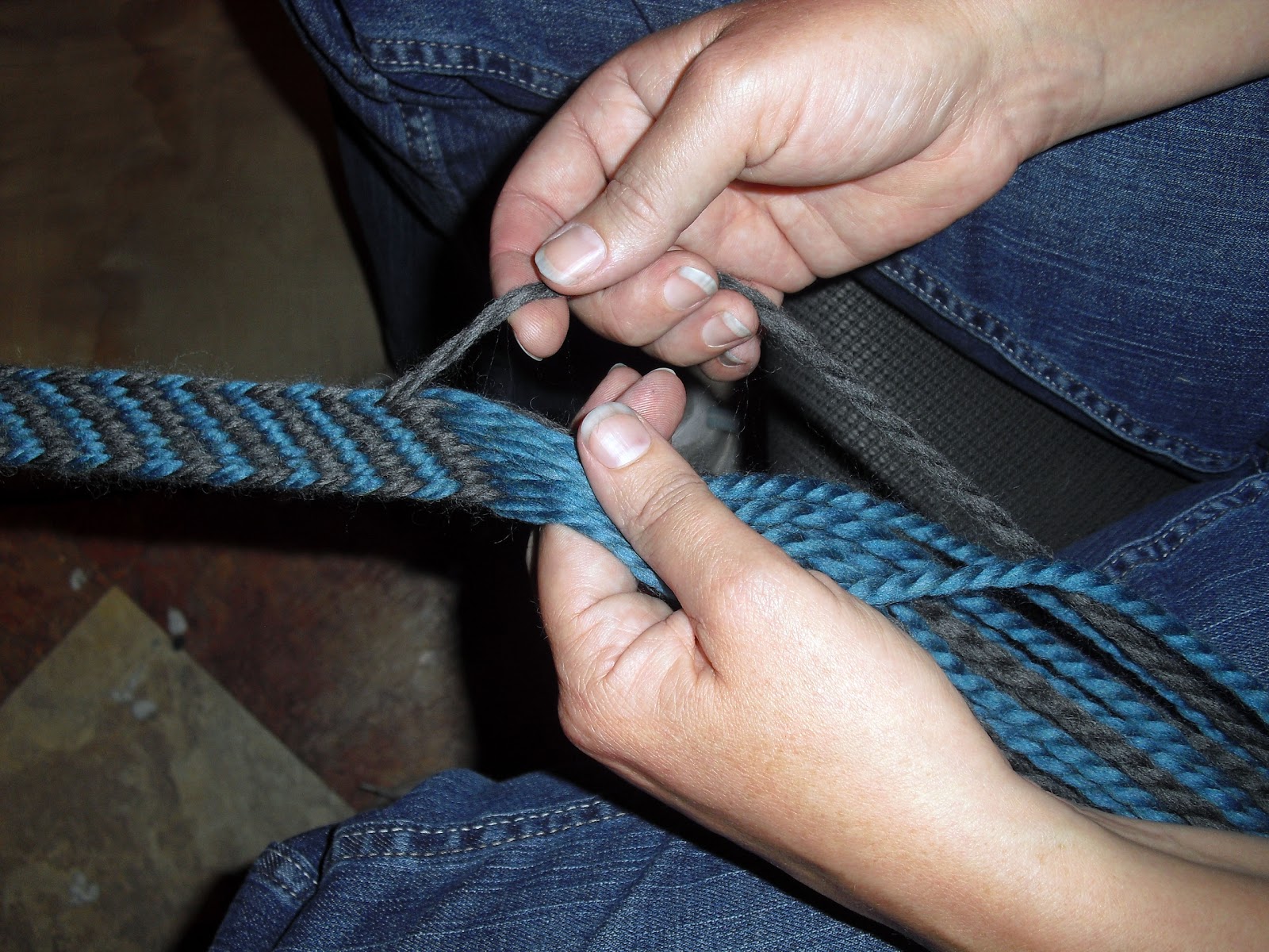 Tangible Daydreams: Tutorial: Finger Weaving, Beginner's Diagonal Weave