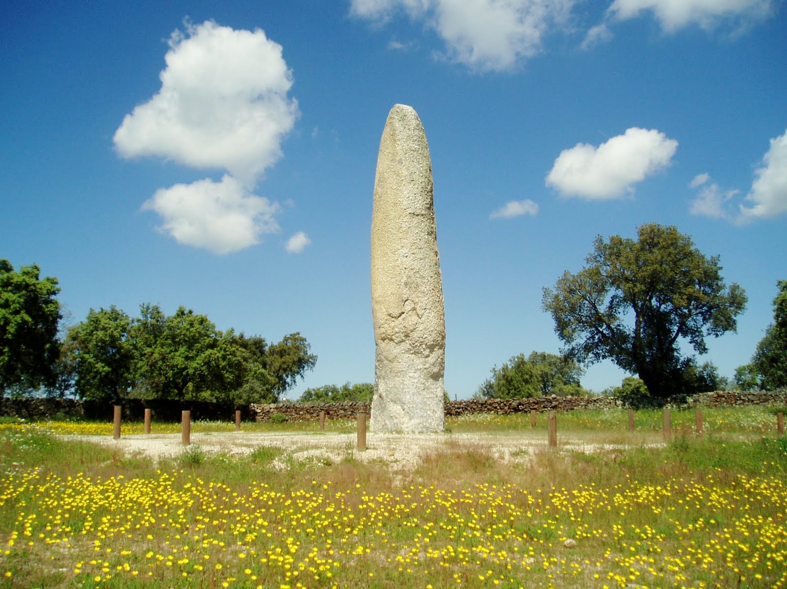 Dólmenes y Menhires: MENHIR DA MEADA -EL MAYOR DE LA PENISULA IBERICA ...
