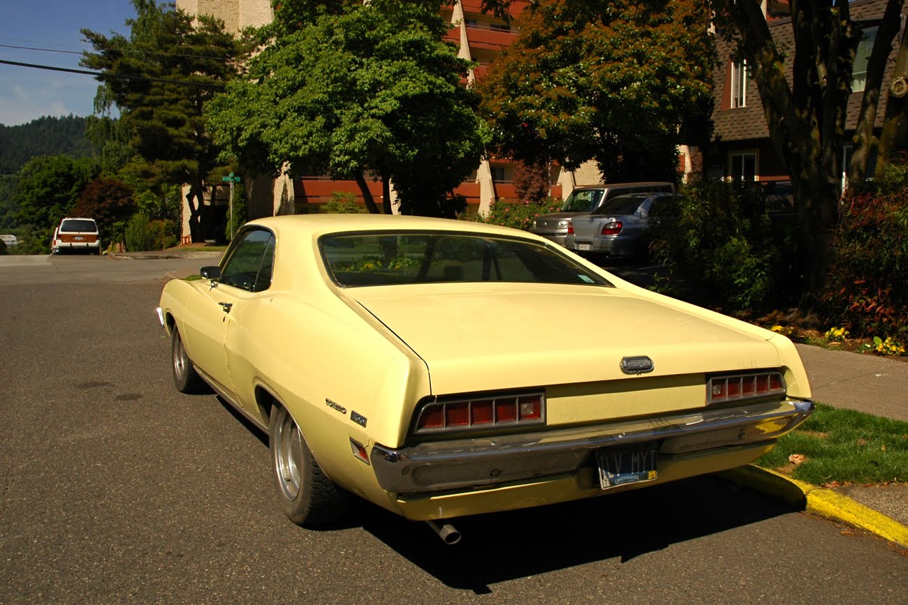 OLD PARKED CARS.: 1971 Ford Torino 500.