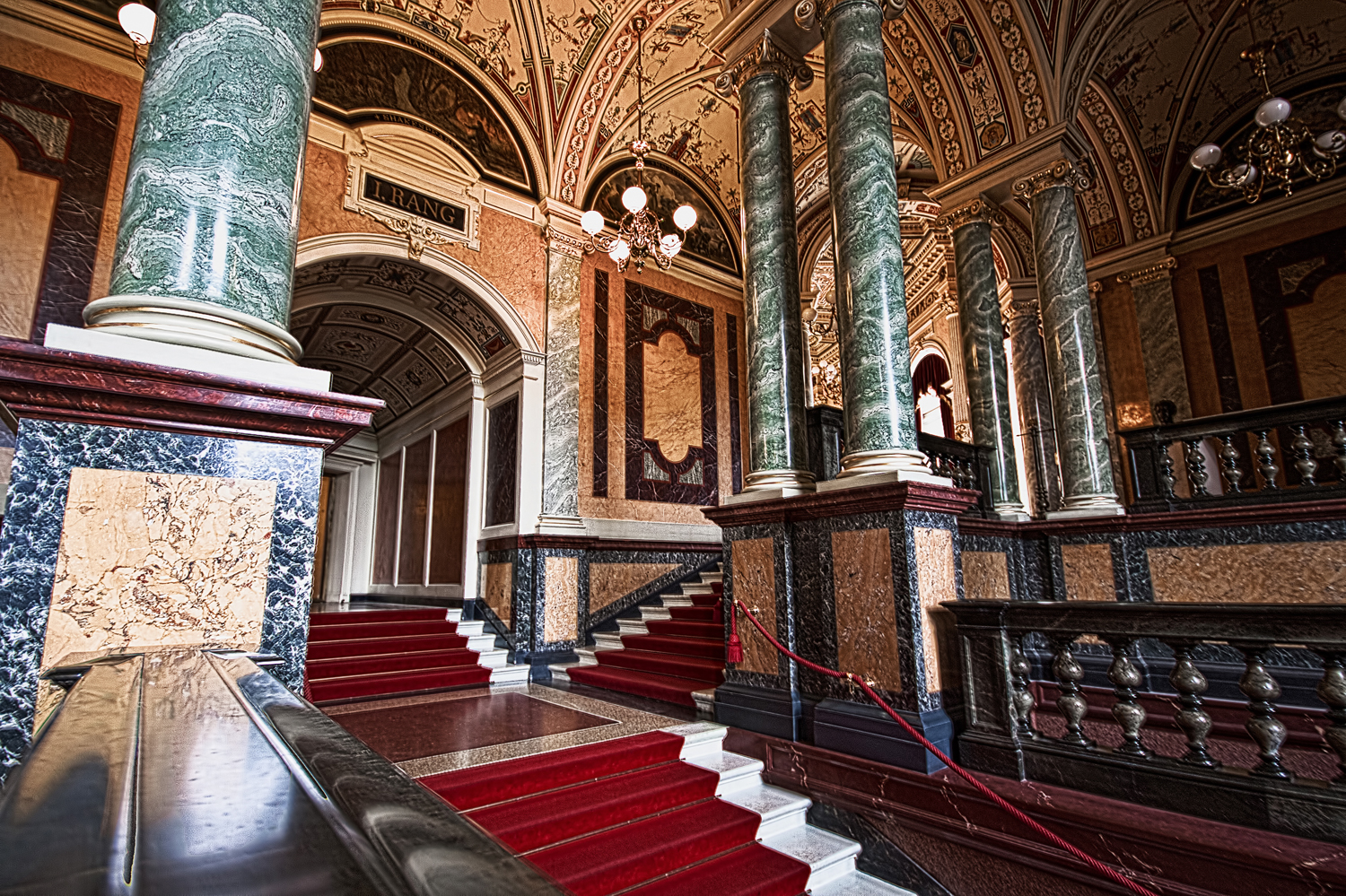 catching light: inside the Semperoper