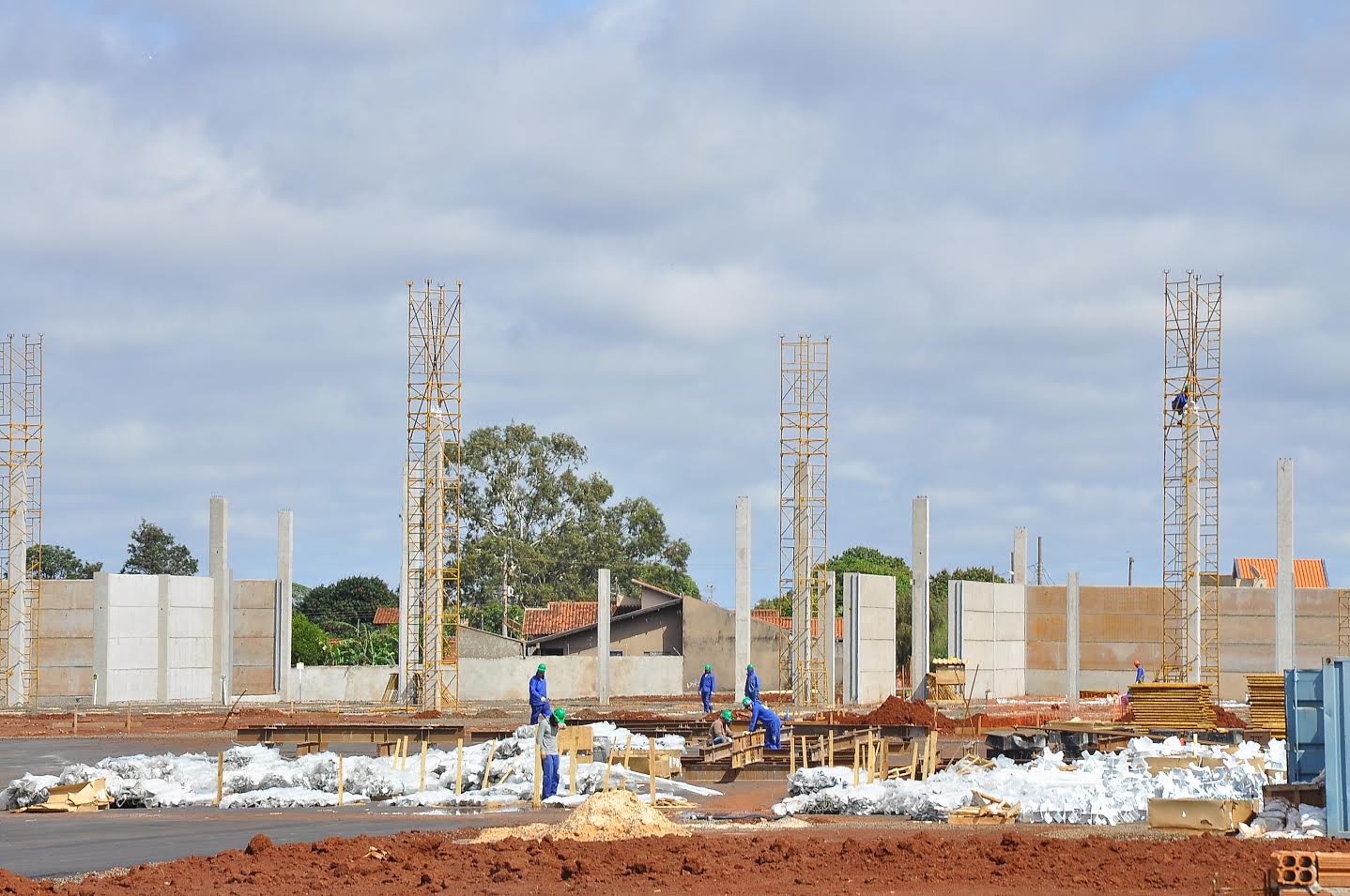 DOURADOS| Com reação na economia empresas no município já oferecem mais ...