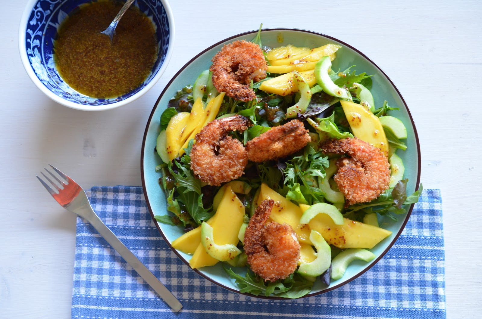 Überall & Nirgendwo: Salatmix mit Mango Gurke und knusprigen Scampi