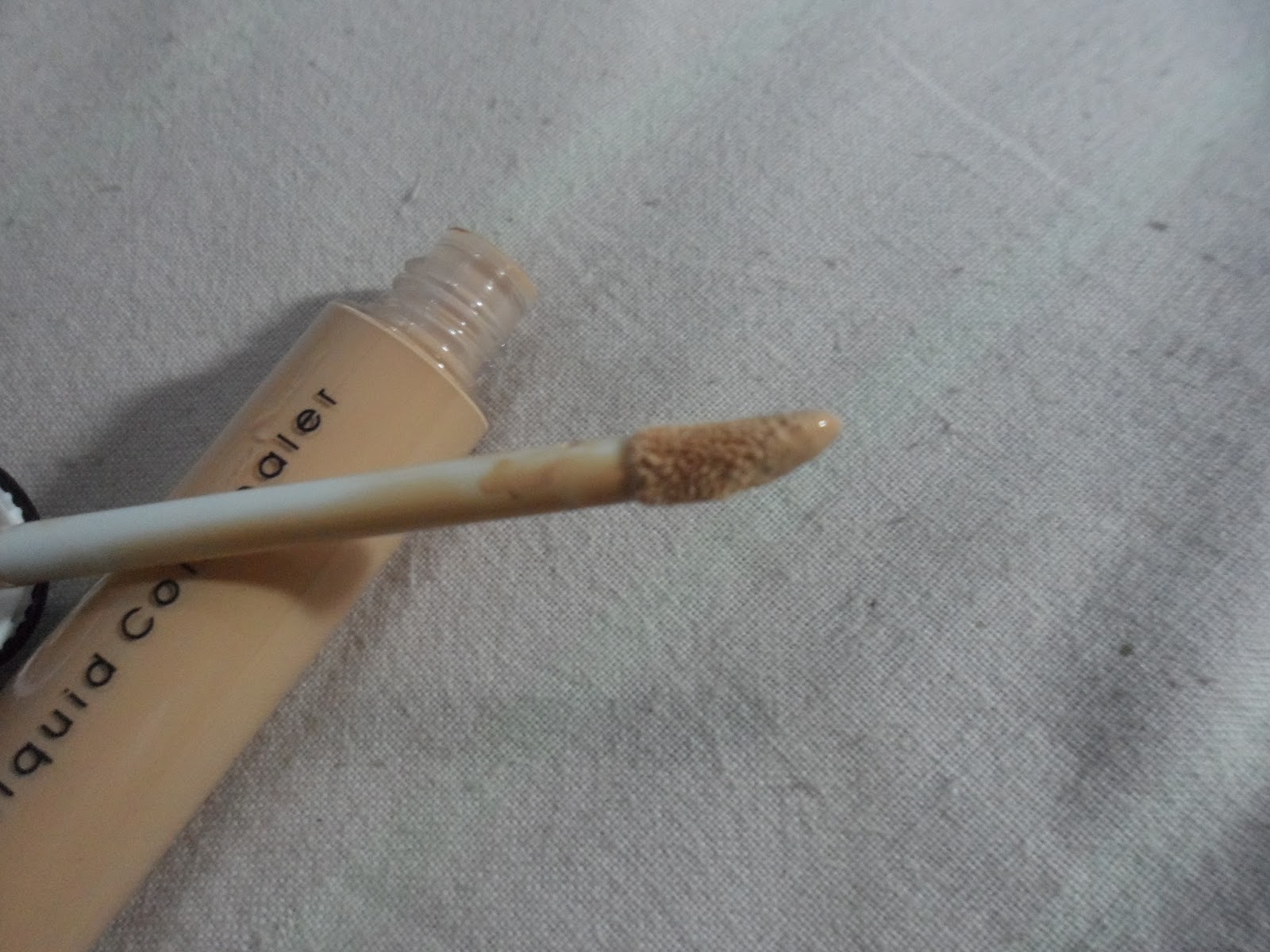 The Beauty Banana: EB Advance Liquid Concealer Review