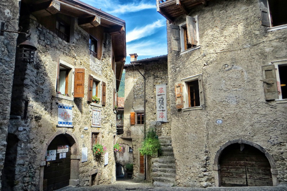 Visitare Canale di Tenno, uno dei borghi più belli d'Italia - Montagna ...