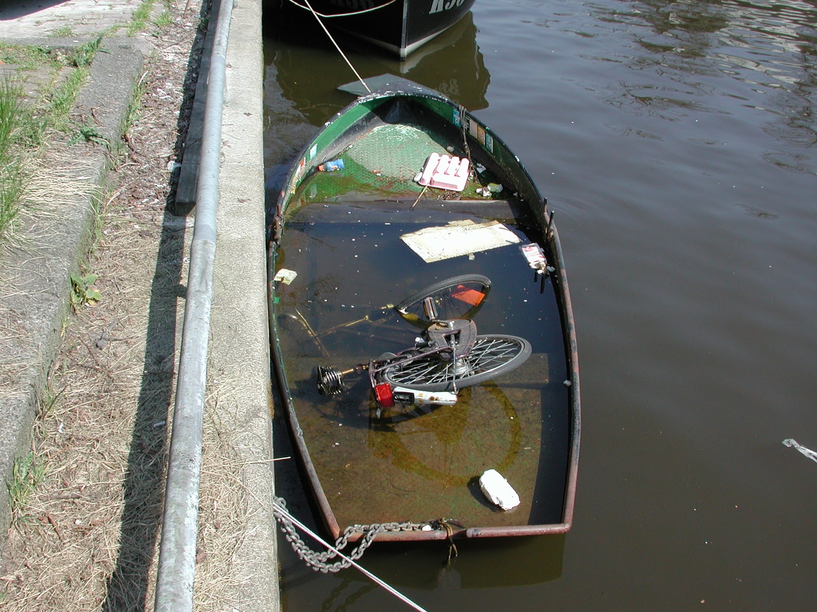 Gezonken boot vervuilt 2,8 miljoen liter water - Waternieuws