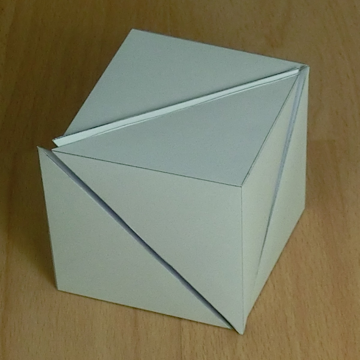 TIC LIBRE: Cinco pirámides en un cubo