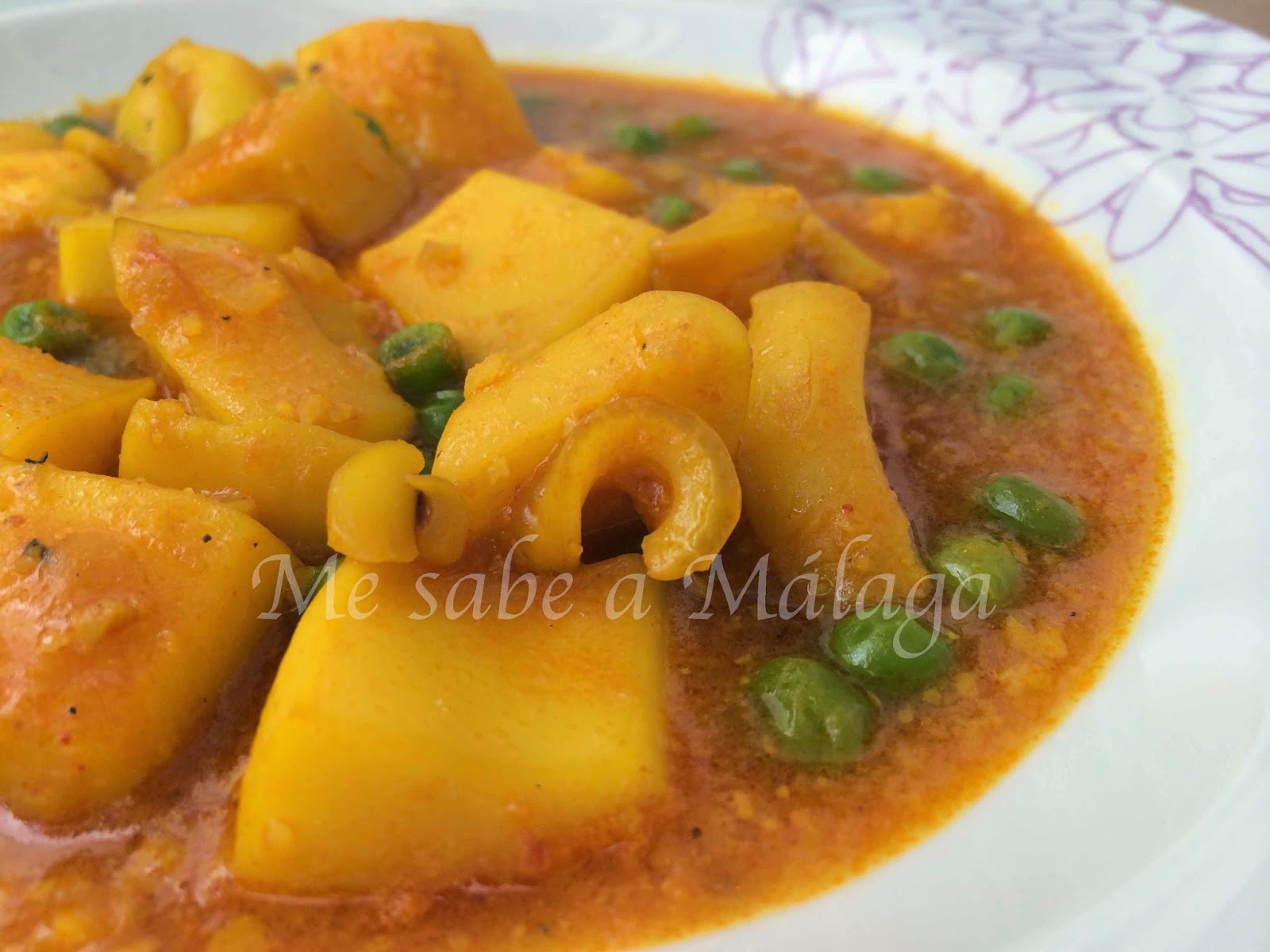 Me sabe a Málaga: Cazuela de jibia con chícharos y almendras