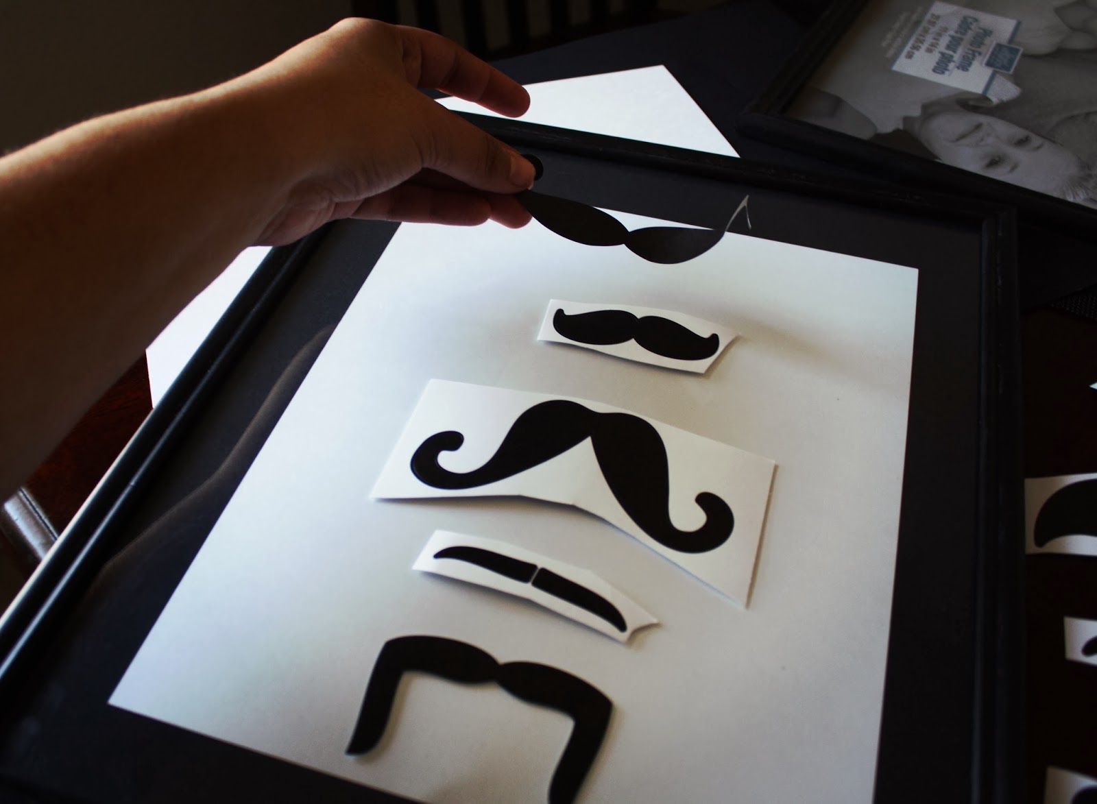 ElieRey: DIY: $4.00 Mustache Framed Art