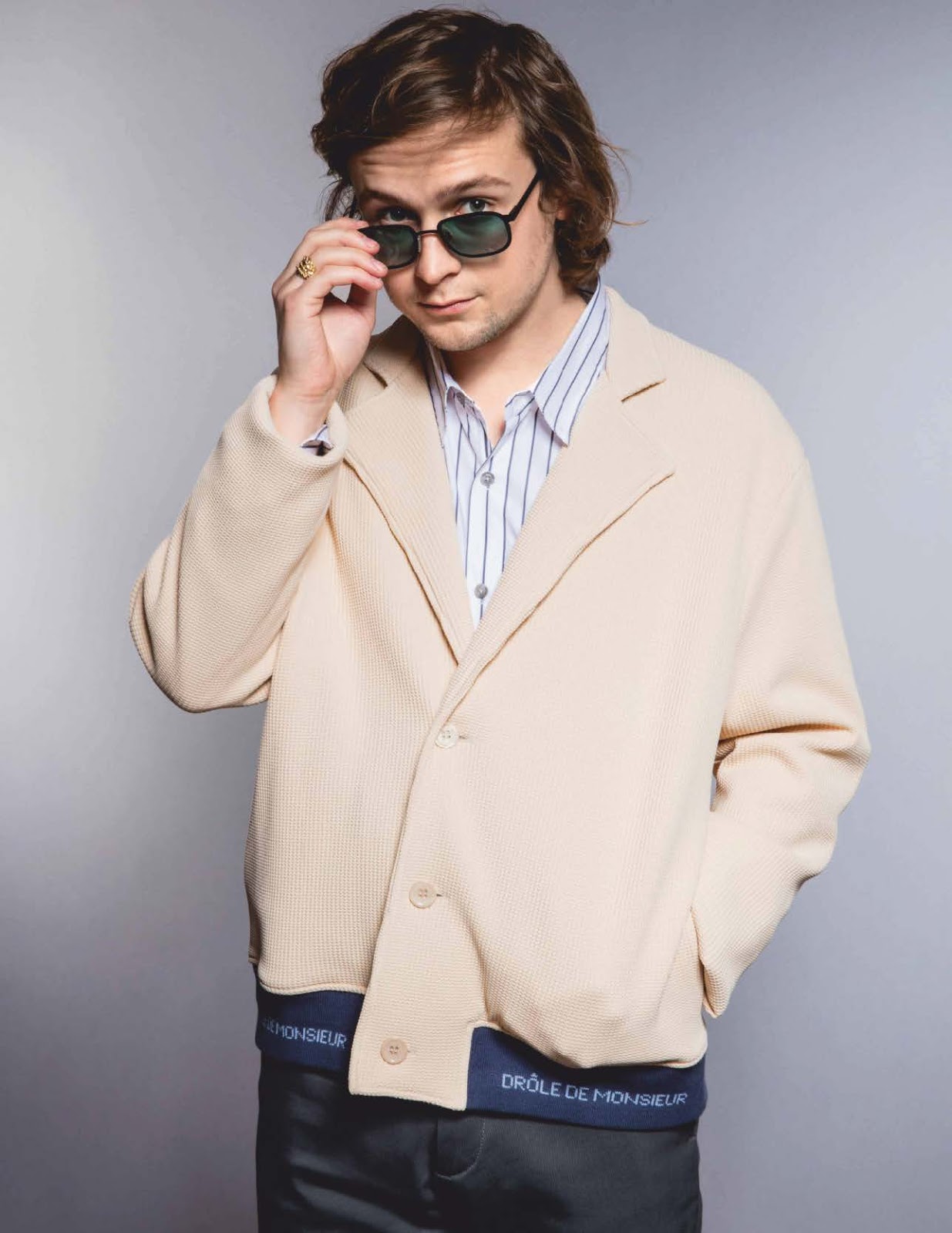 Logan Miller luce piezas en denim para DAMAN Magazine