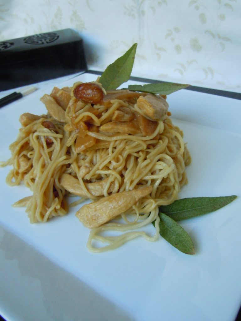 Cosa de dos: Pollo con salsa de soja, bambú y fideos chinos