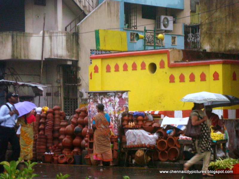 Chennai City Pictures: Chennai Clay Pot Seller - on a Rainy Day