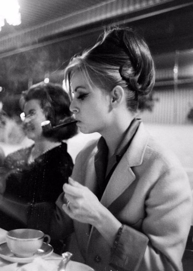 33 Badass Photos of Smoking Ladies From the 1960s ~ Vintage Everyday