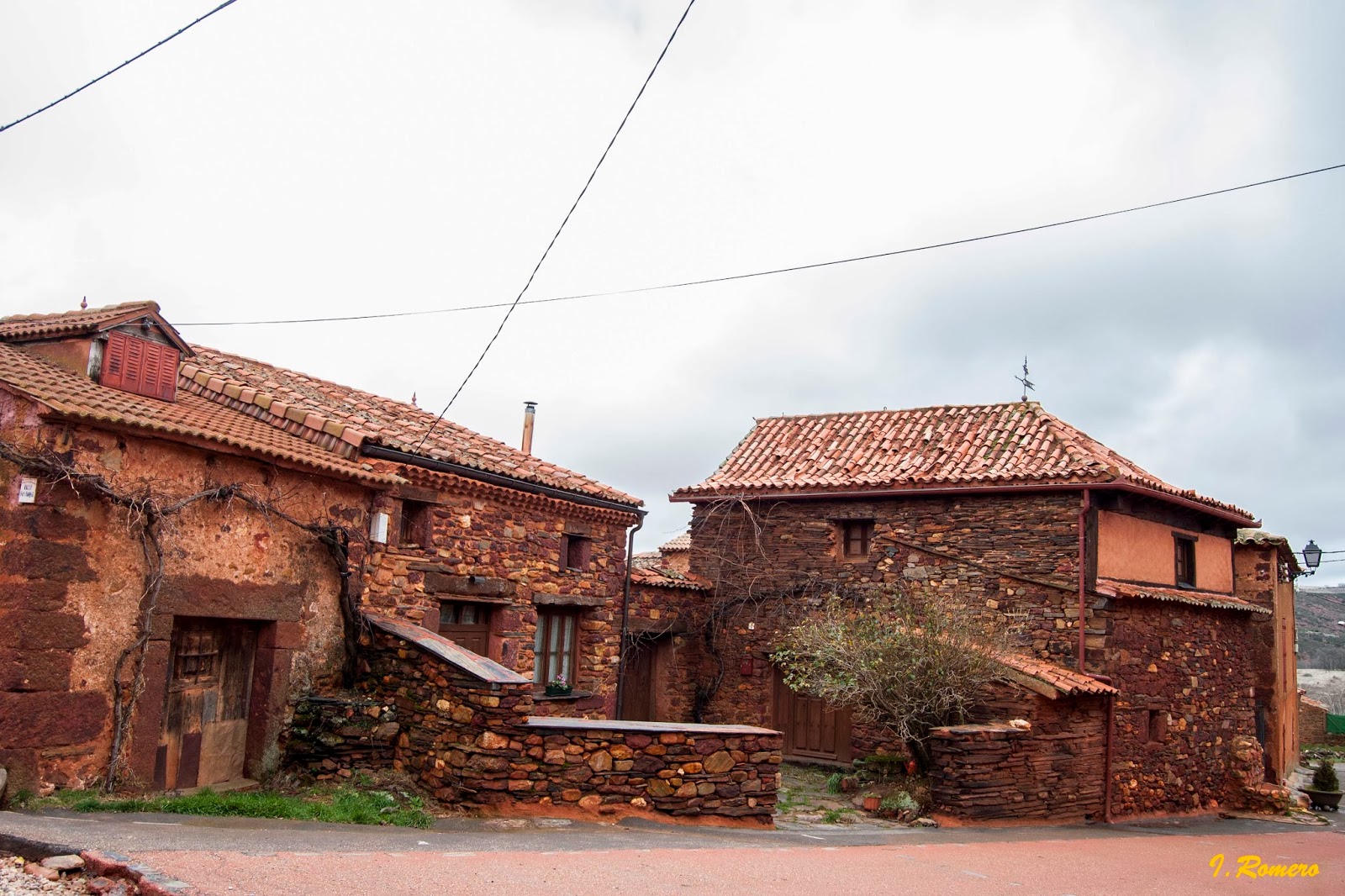 Relatos de una cámara.: Pueblos rojos de Riaza.