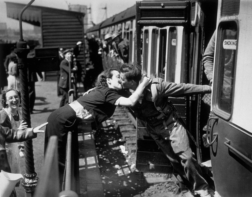 World War II in Pictures: Kissing During World War II