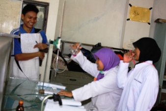 Tumbuhan Obat dan Sains: Praktikum di Laboratorium Kimia Universitas ...