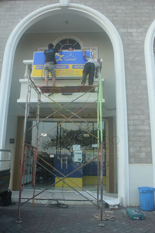 NEON BOX STAINLESS + ACRYLIC + STICKER | 5STAR LAUNDRY