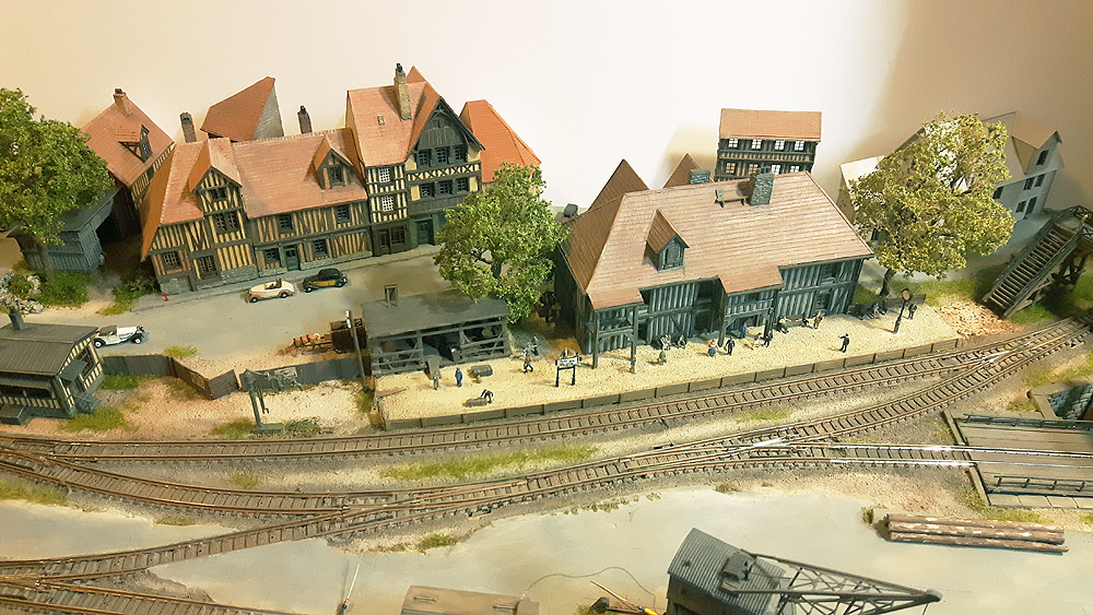 fantasy-gelaende: Modellbahn-Diorama: Die Stadt wächst weiter!