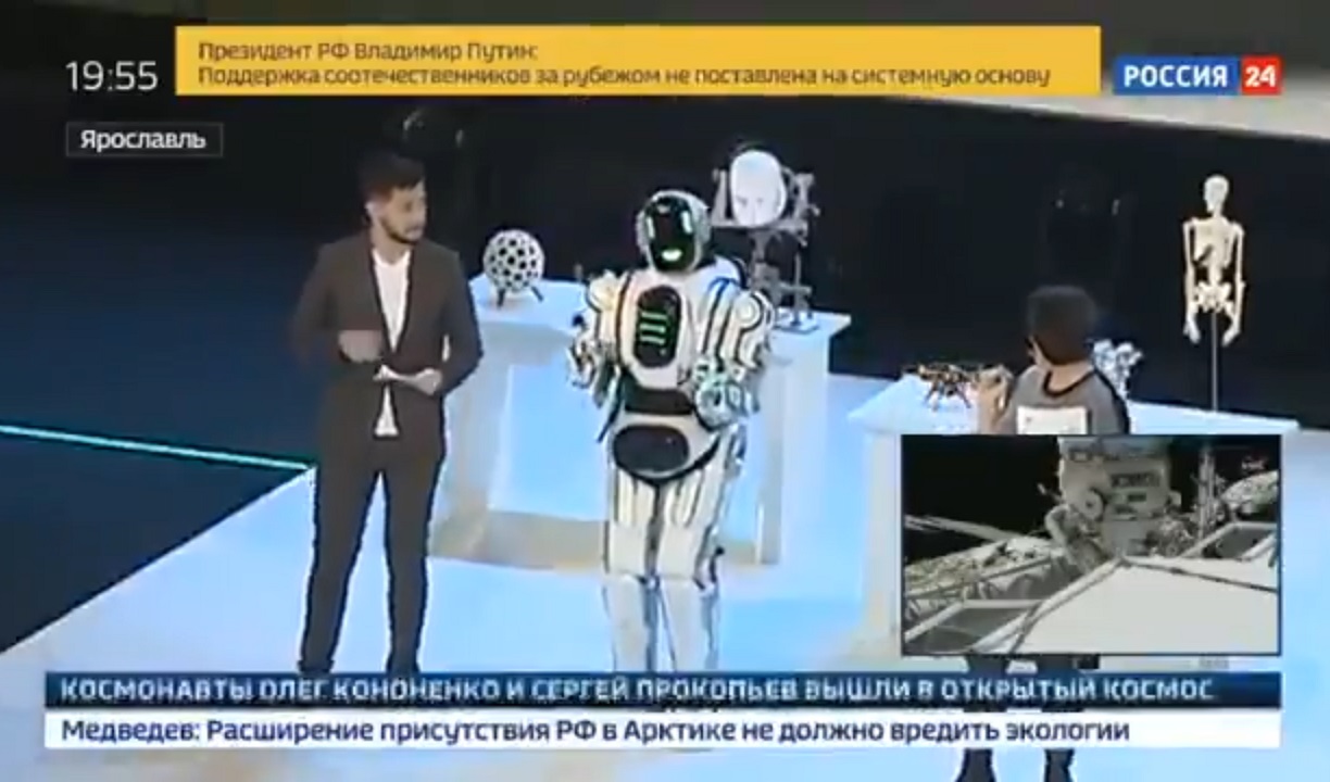 Robot humanóide russo era afinal um homem num fato de robot | Aberto ...