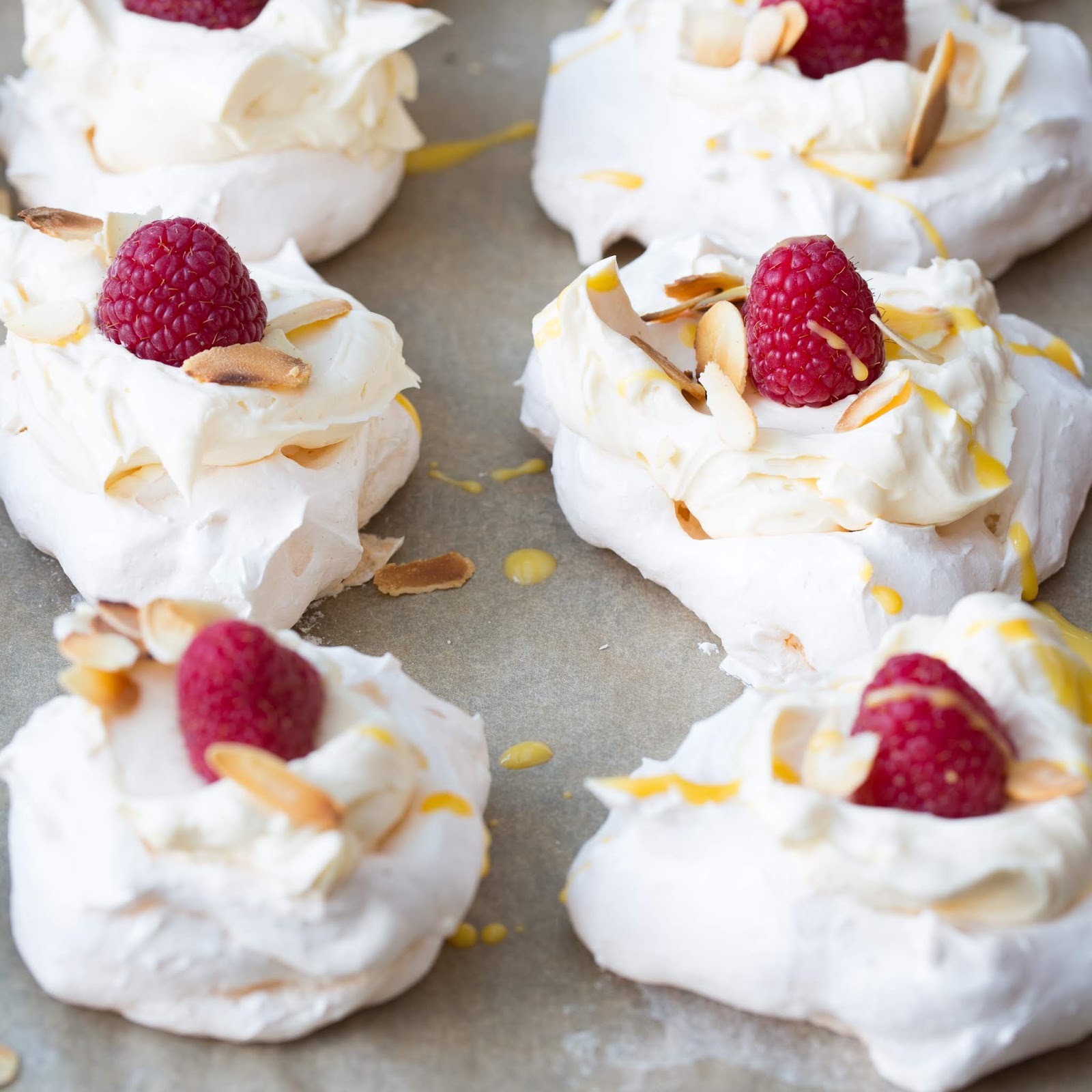 MINI BEZY Z KREMEM MASCARPONE, ADVOCAATEM I MALINAMI | COOL & MINTY