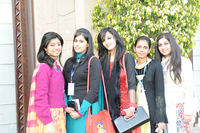 SOCAIL STUDENT NETWORK PAKISTAN: GIRLS STUDENT OF PESHAWAR UNIVERSITY