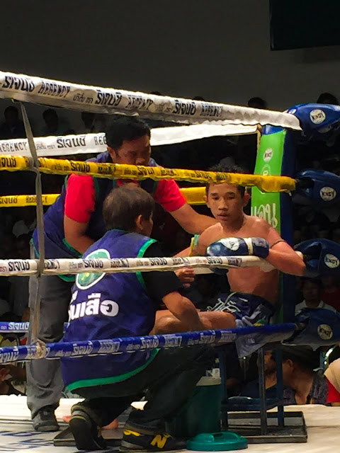 《泰國.曼谷》泰拳直播免費人擠人體驗「Channel 7 Boxing Stadium」