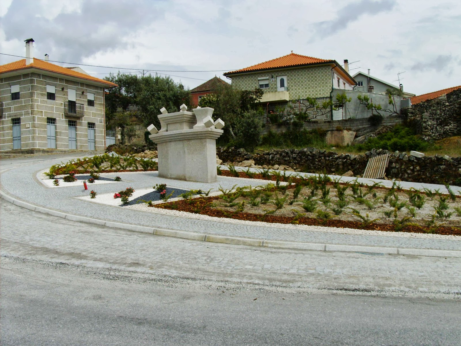 Mareco: Monumento a entrada de Mareco, em construção