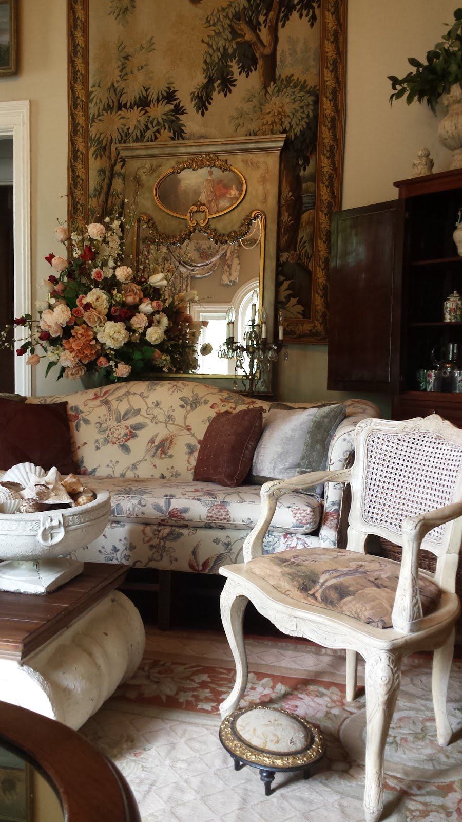 Eye For Design: Decorating With the Borne Settee