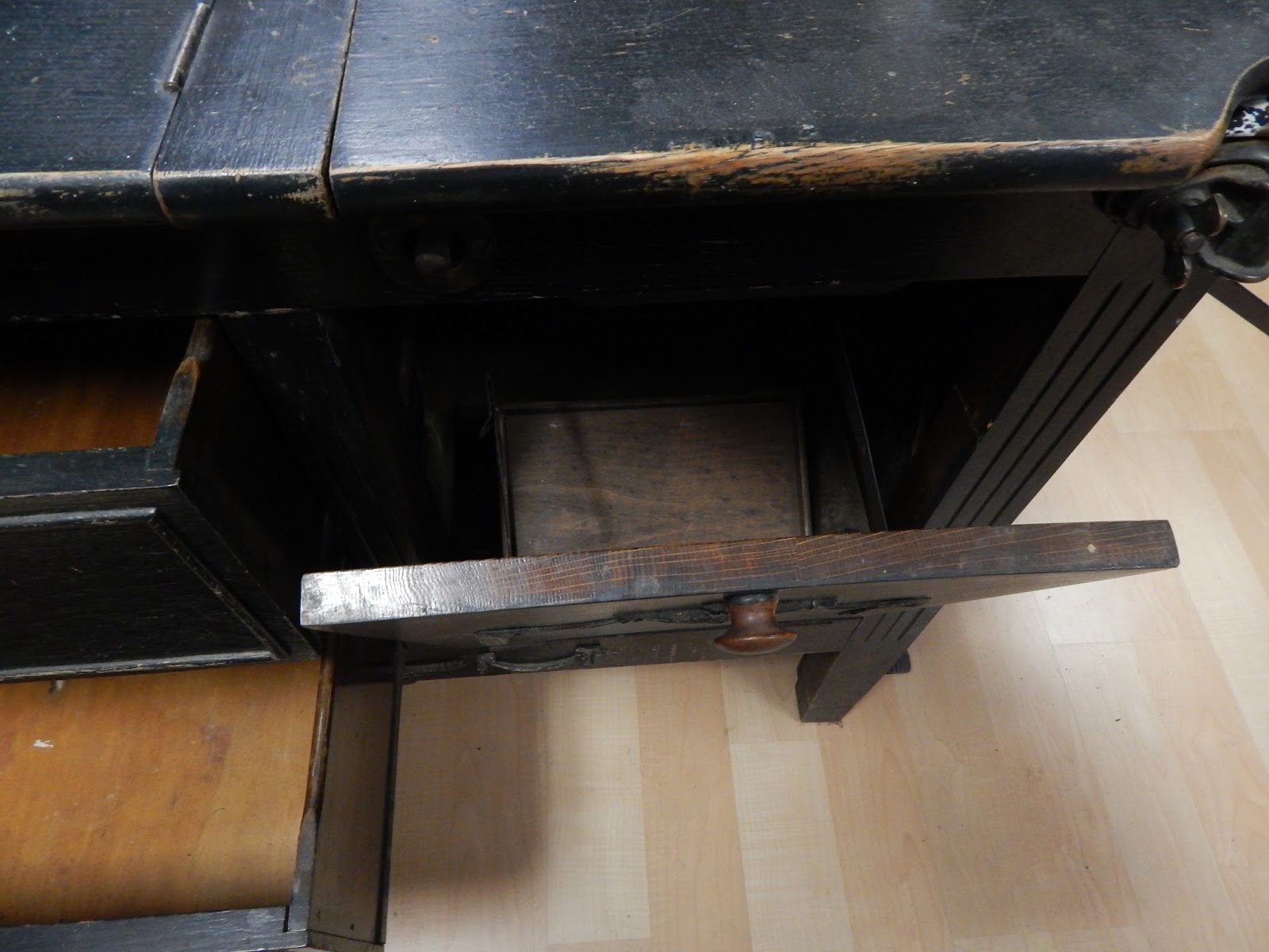 13909 Antiques: Antique W. D. Allison Doctor's Exam Table