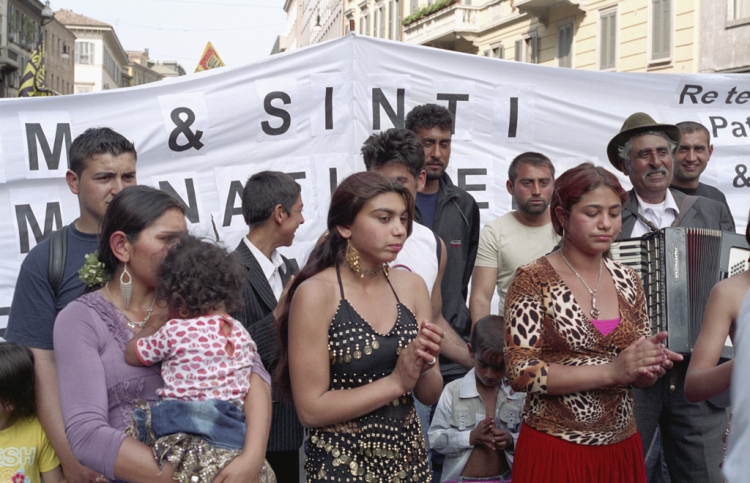 Lolo Diklo : Rromani Against Racism: SINTI AND ROMA IN BERLIN
