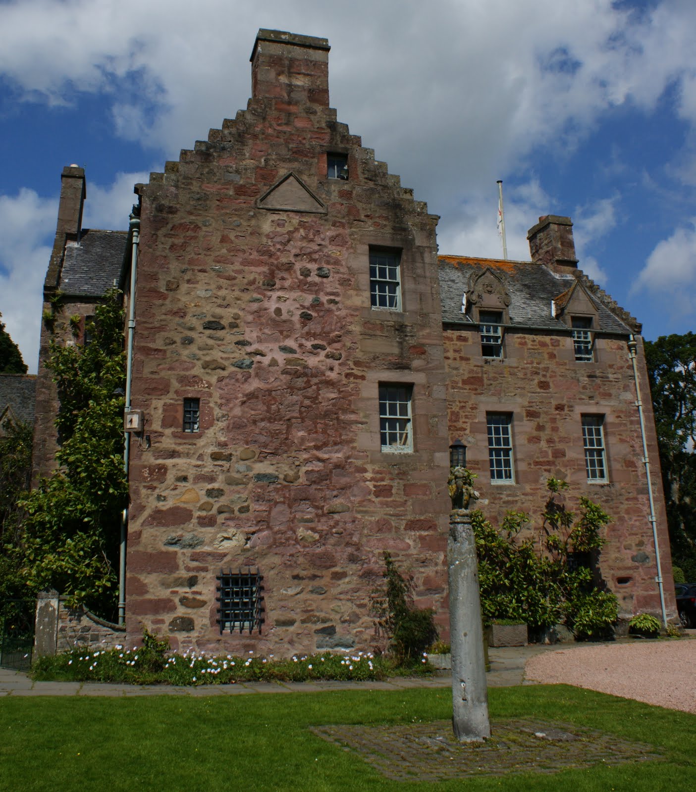 Tour Scotland: Tour Scotland Photographs Fingask Castle Perthshire