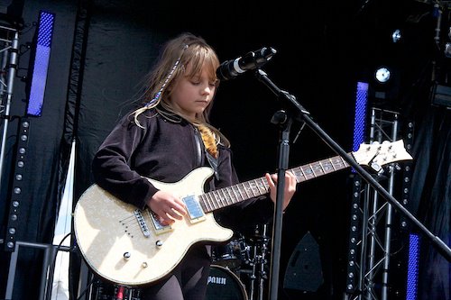 Zoe Thomson: plays Daisy Rock Stardust Elite Venus guitar!