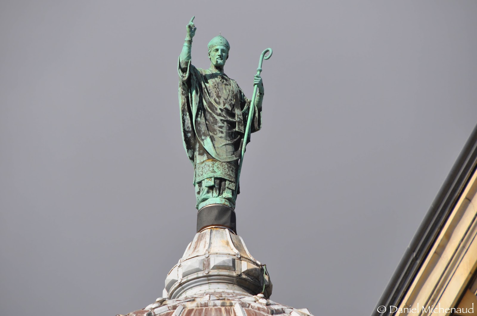 Un regard sur Tours: La statue de la basilique Saint-Martin