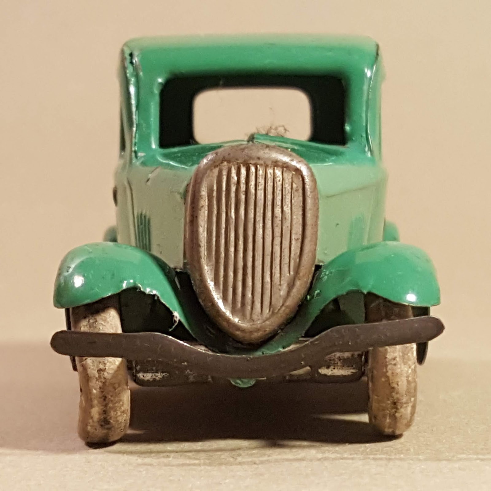 AU JOUET PARISIEN: Triang Minic 1M Pre-War £100 Ford Saloon