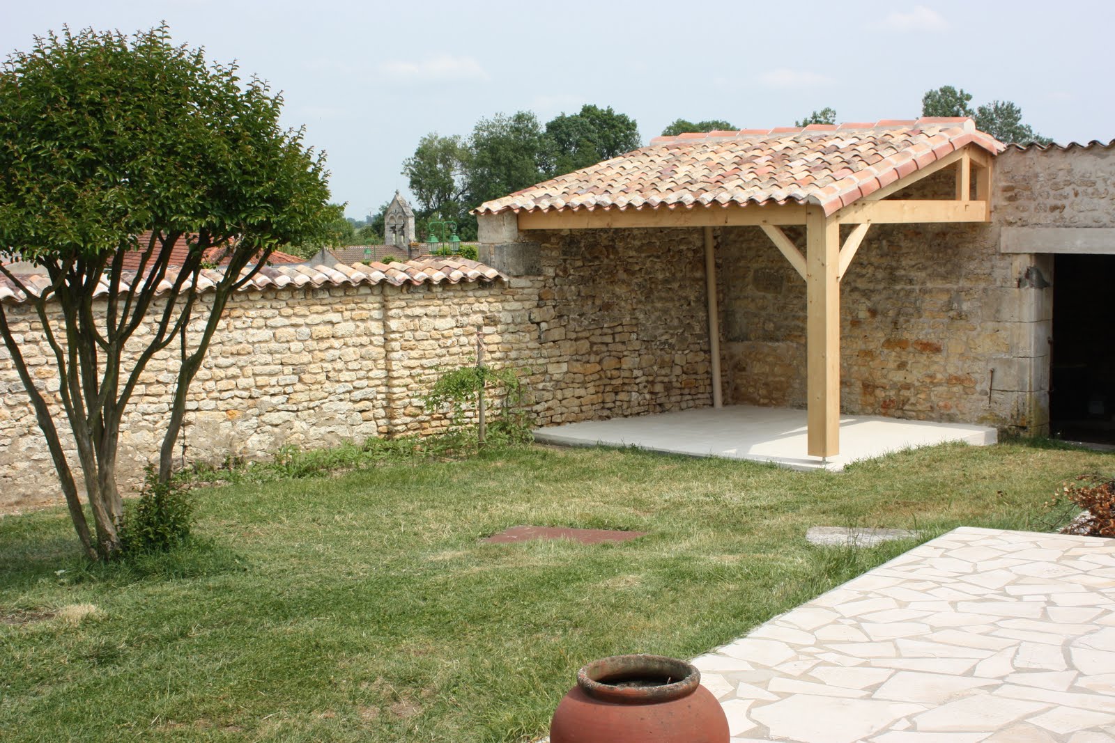 SARL RENOLLEAU/ARRIVE A GEMOZAC 17: CONSTRUCTION D'UN APPENTIS, la suite