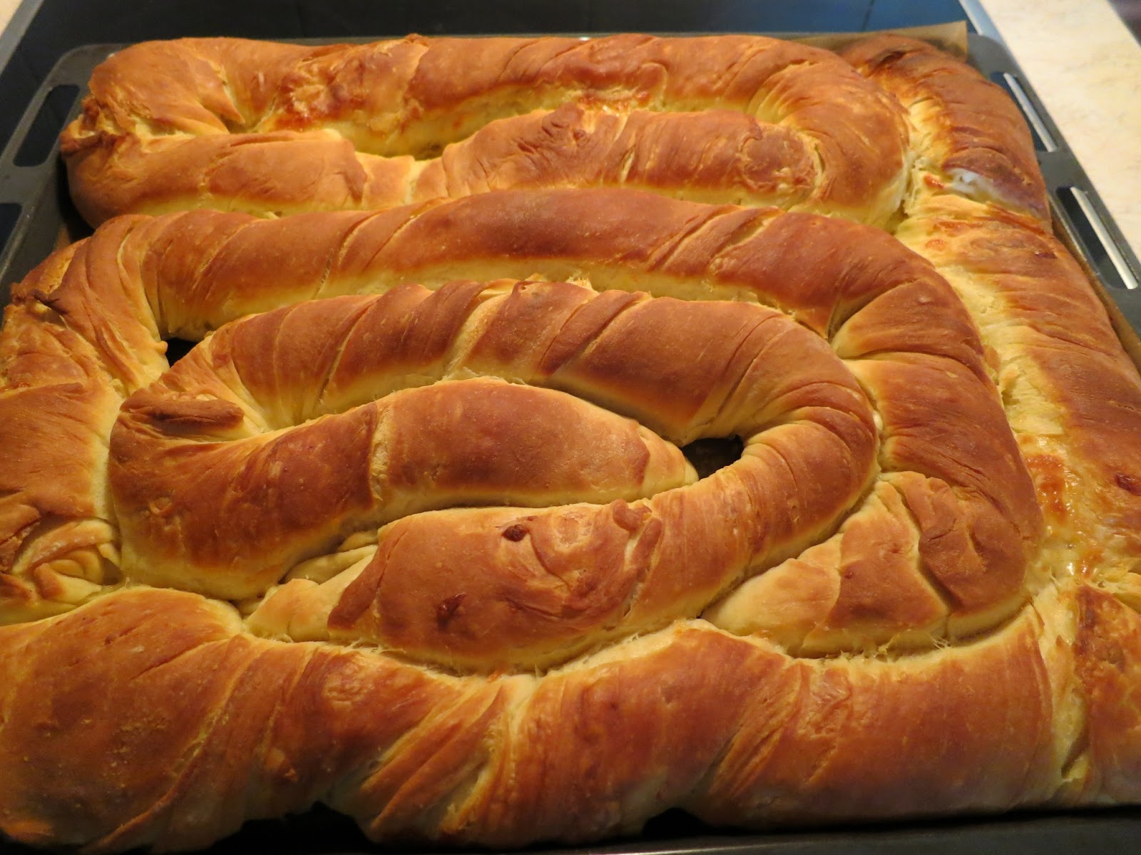 ΕΛΛΗΝΙΚΕΣ ΣΥΝΤΑΓΕΣ TAXIDIOTHS: Τυρόπιτα μυρωδάτη στριφτή!!!